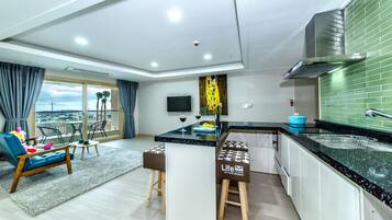 Quarto Familiar (Luxury A) | Cozinha privada | Um frigorífico, uma chaleira elétrica