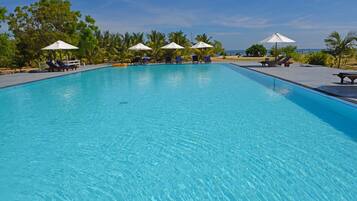 Piscina exterior, espreguiçadeiras