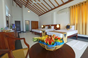 Roupa de alta qualidade, cofre no quarto, secretária 