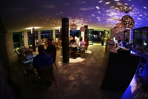 Pequenos-almoços, almoços, jantares servidos, cozinha internacional 