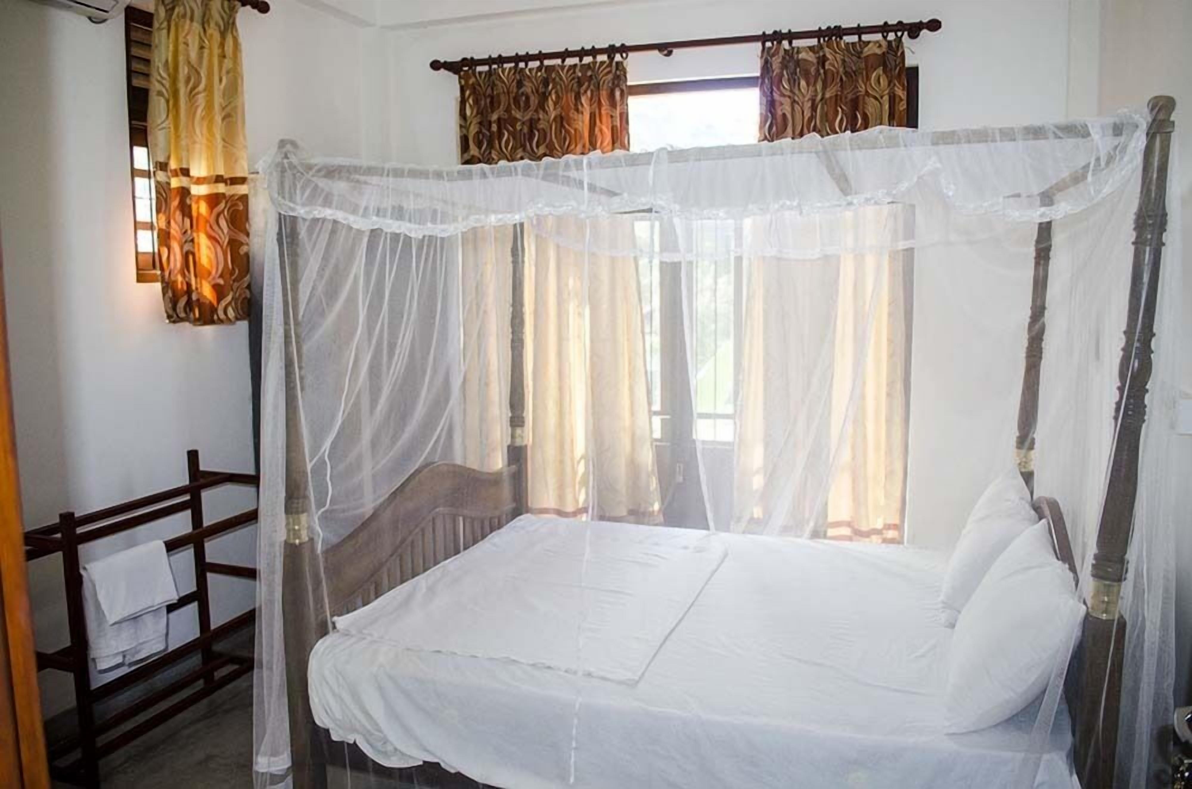 Quarto superior | Cofres nos quartos, escrivaninha, ferros/tábuas de passar roupa