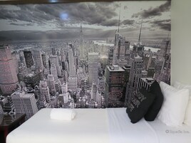 Quarto Superior | Roupa de alta qualidade, com decoração personalizada, secretária 