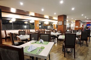 Pequenos-almoços, almoços, jantares servidos, cozinha internacional