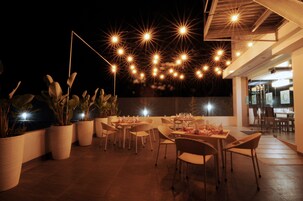 Pequenos-almoços, almoços, jantares servidos, cozinha internacional 