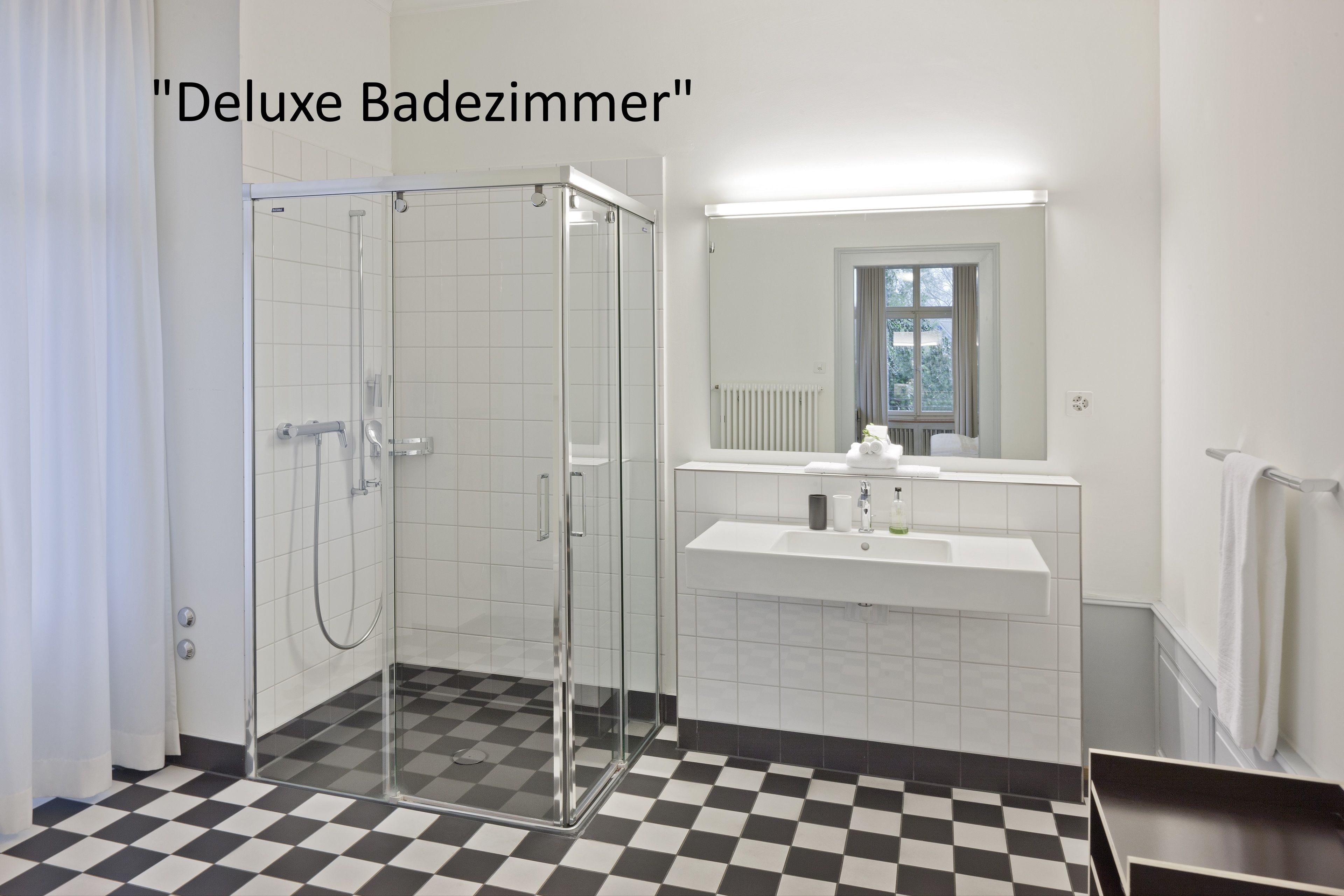 Suite | Casa de banho | Um polibã, artigos de higiene pessoal grátis, um secador de cabelo 