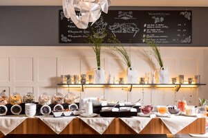 Pequeno-almoço tipo buffet diário mediante uma taxa