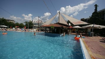 Piscina exterior, guarda-sóis, espreguiçadeiras