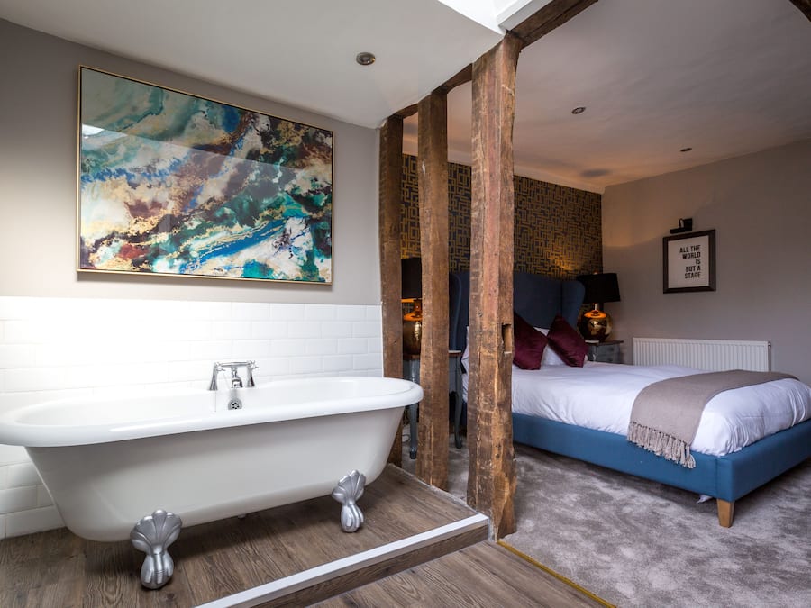 Quarto Signature, 1 cama king-size, não fumadores, casa de banho anexa | Casa de banho | Um polibã, artigos de higiene pessoal grátis