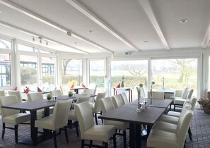 2 restaurantes, que servem almoços, jantares, também cozinha regional