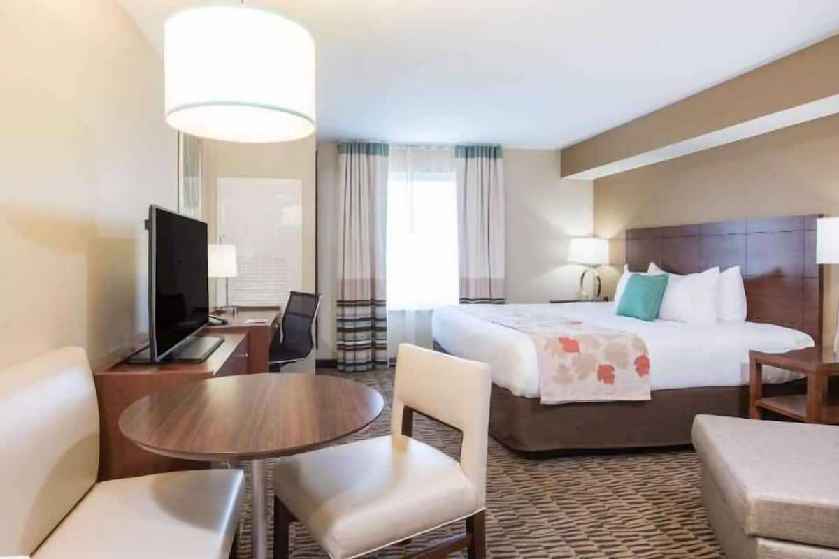 Secretária, ferro/tábua de engomar, berços/camas para crianças grátis