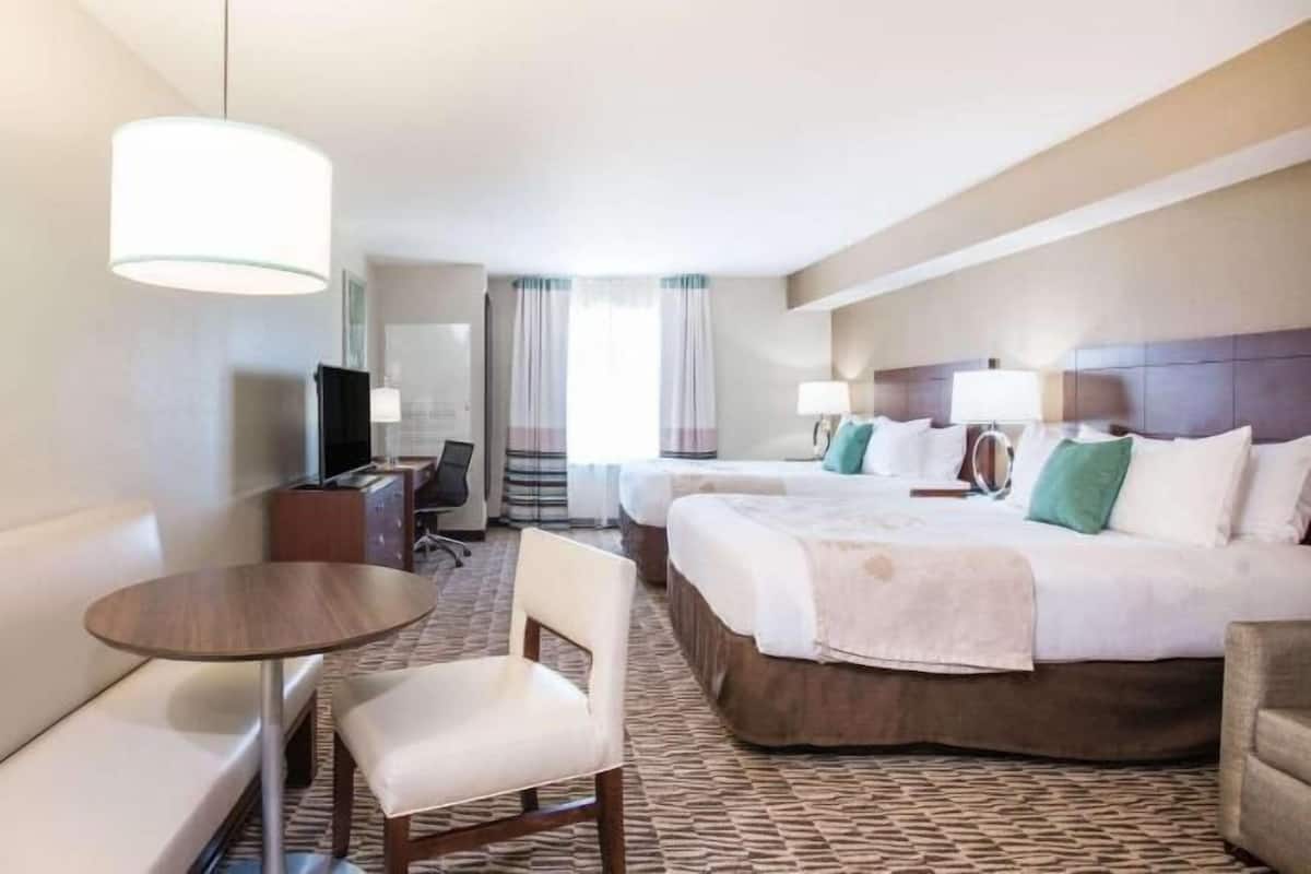 Secretária, ferro/tábua de engomar, berços/camas para crianças grátis