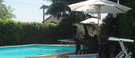 Piscina externa sazonal, guarda-sóis, espreguiçadeiras