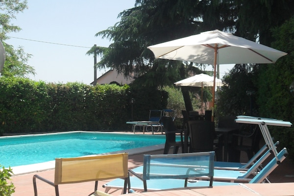 Piscina externa sazonal, guarda-sóis, espreguiçadeiras