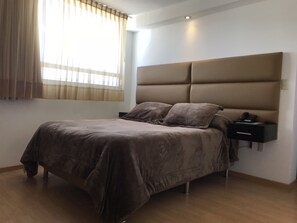 Quarto standard, 1 cama Queen, geladeira e micro-ondas | Frigobar, cofres nos quartos, escrivaninha, quartos à prova de som