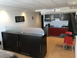 Suite-Estúdio Deluxe, 1 cama king-size e sofá-cama, kitchenette, Vista para a cidade | Minibar, cofre no quarto, secretária, quartos insonorizados 