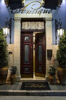 Fachada da propriedade à noite