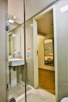 Quarto triplo standard | Banheiro | Chuveiro, chuveiro com efeito de chuva, produtos de toalete grátis 