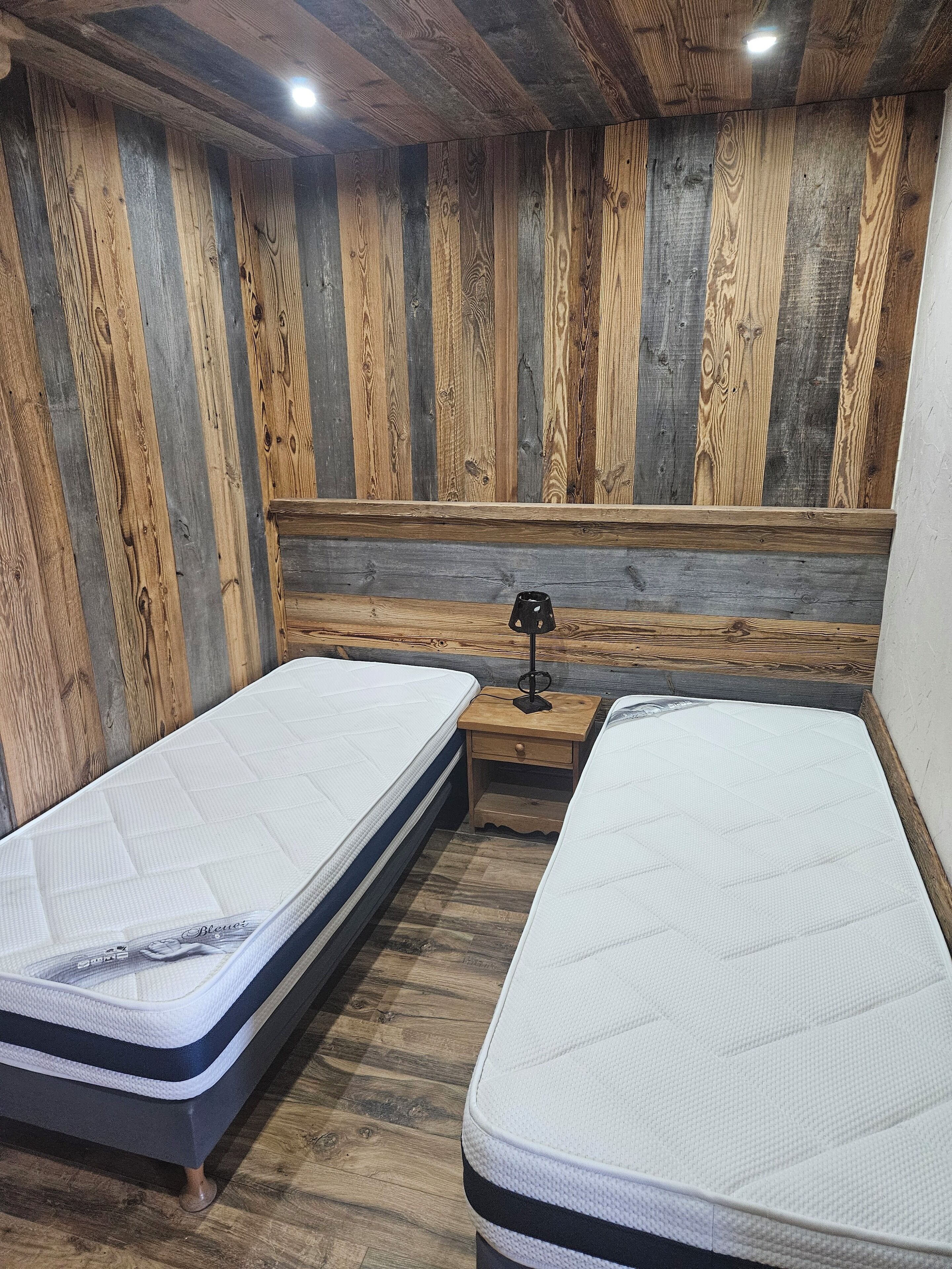 Apartamento Comfort | Cofre no quarto, com decoração personalizada 