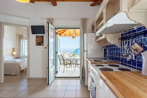 Studio Sea View | Cozinha privada | Um frigorífico 