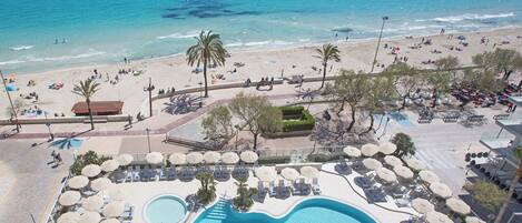 Resort com piscina, praia e vista para o oceano.