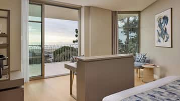 Quarto panorâmico, 1 cama King, sacada, vista para o mar | Cofres nos quartos, berços (sobretaxa), Wi-Fi de cortesia, roupa de cama