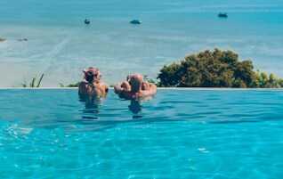 Piscina externa, espreguiçadeiras