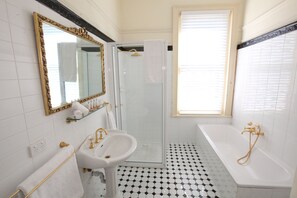 Suite Deluxe, 1 cama queen-size, vista para o oceano | Casa de banho | Artigos de higiene pessoal grátis, toalhas fornecidas 