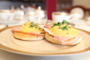 Um prato com dois sanduíches eggs benedict.