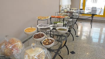 Frigobar, cooktop, cafeteira/chaleira, chaleira elétrica