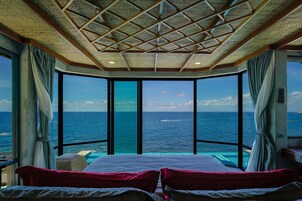 Vila lua de mel, 1 cama King, sacada, vista para o mar | 1 quarto, frigobar, cofres nos quartos, escrivaninha