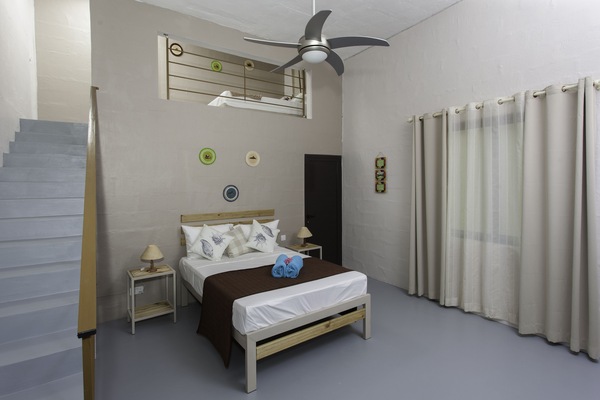 Quarto família | Roupas de cama premium, frigobar, cofres nos quartos, escrivaninha