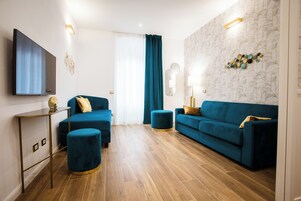 Apartamento Design em Condomínio Fechado | Edredões de penas, minibar, cofre com capacidade para portátil 