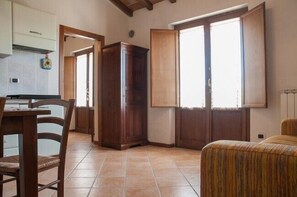 Um quarto com uma mesa de jantar, cadeiras, um guarda-roupa e uma cama.