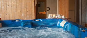 Uma banheira de hidromassagem com interior e parede de madeira.