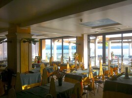 Almoços, jantares servidos, cozinha francesa, com vista para o oceano 