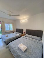 Quarto Familiar, 2 camas queen-size, casa de banho partilhada | Wi-fi grátis, roupa de cama fornecida 