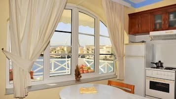 Suite, vista para o mar (Rainbow) | Cozinha privada | Um frigorífico, uma placa de cozinha, utensílios de cozinha
