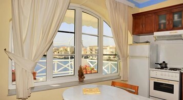 Suite, vista para o mar (Rainbow) | Cozinha privada | Um frigorífico, uma placa de cozinha, utensílios de cozinha 