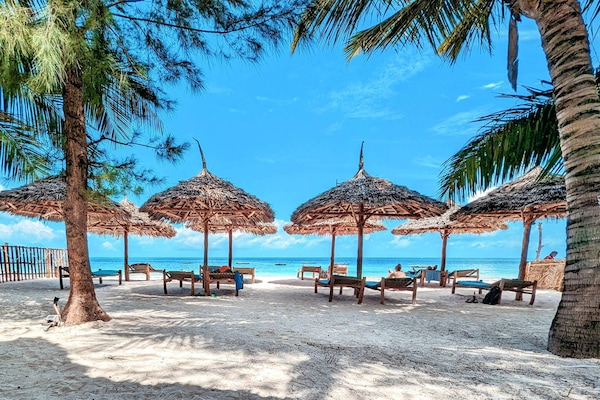 Praia particular, espreguiçadeiras, guarda-sóis, bar na praia
