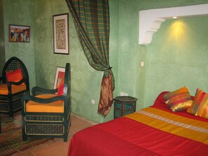 Quarto quádruplo família, suíte | Cofres nos quartos, individualmente decorados
