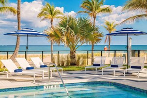 Piscina externa, guarda-sóis, espreguiçadeiras