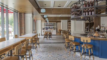 Servem pequenos-almoços, almoços, jantares e brunches (fins de semana)