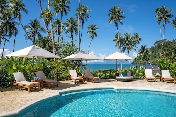 Piscina exterior, guarda-sóis, espreguiçadeiras