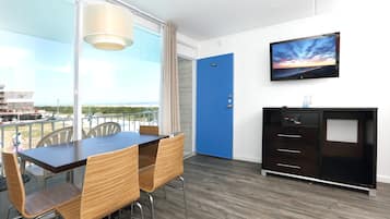 Apartamento Familiar, 1 quarto, kitchenette, vista para o oceano | Ferro/tábua de engomar, roupa de cama fornecida