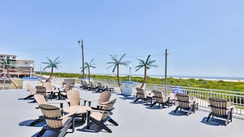 Terraço com espreguiçadeiras