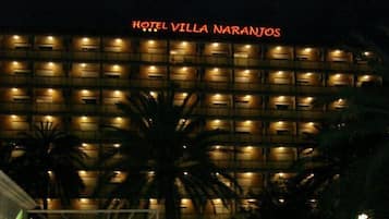 Fachada da propriedade à noite