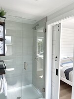 Quarto Standard | Casa de banho | Um polibã, um secador de cabelo, toalhas fornecidas, sabão 
