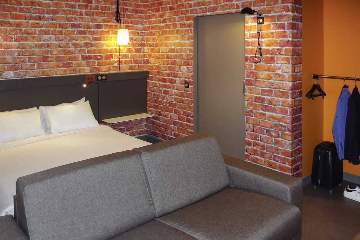 Suíte standard, 1 cama de casal e sofá-cama | Escrivaninha, quartos à prova de som, Wi-Fi de cortesia, roupa de cama