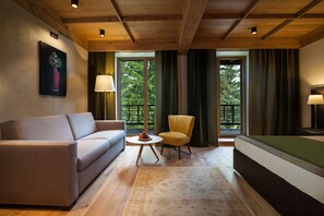 Quarto Deluxe, 1 cama king-size | Sala de estar | TV de ecrã plano 