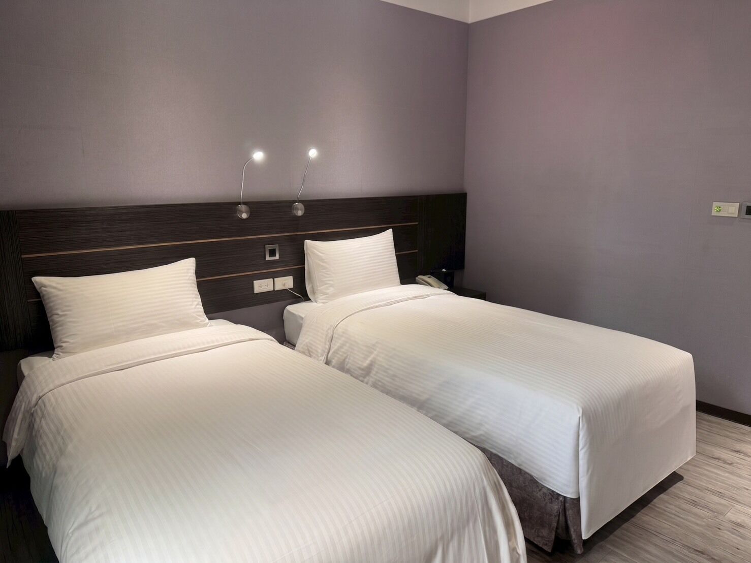 Cofres nos quartos, roupa de cama